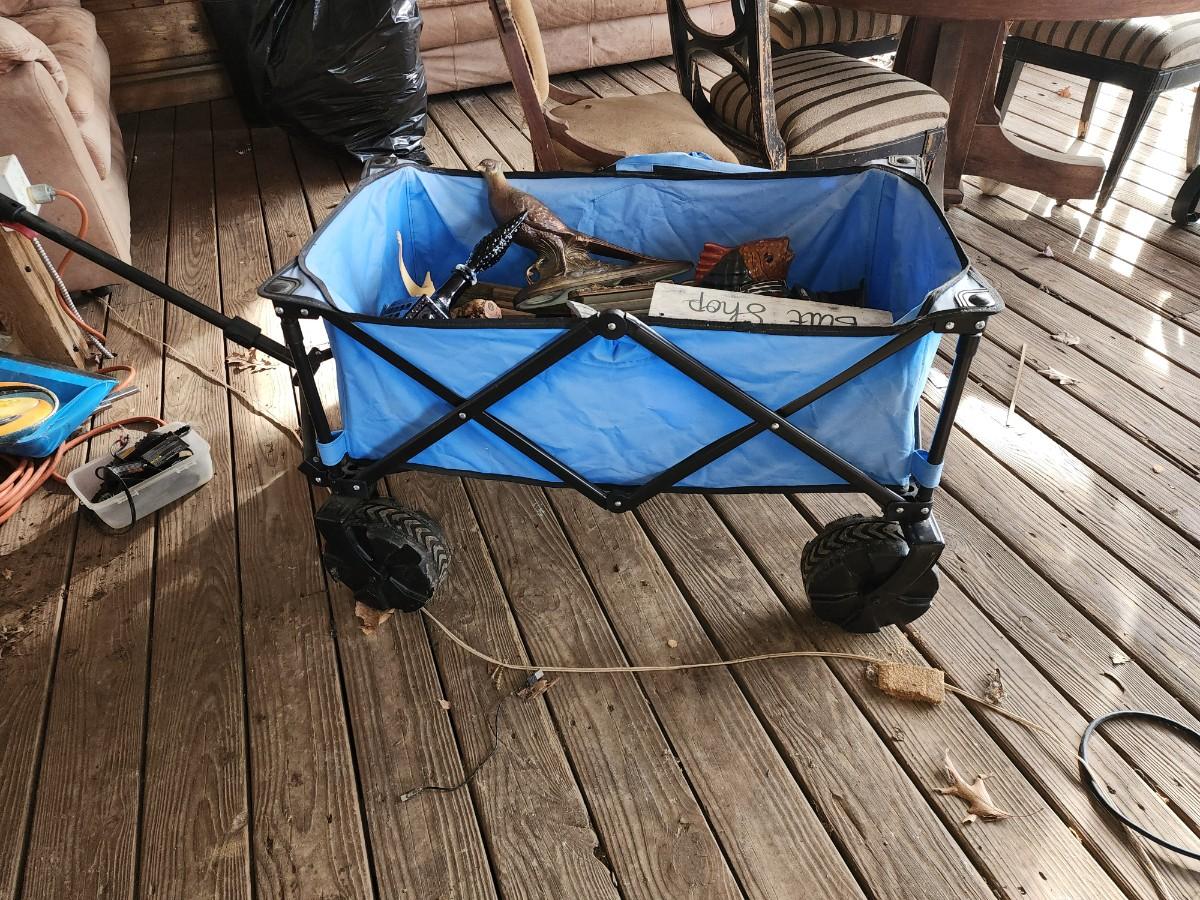 Blue garden wagon | EstateSales.org